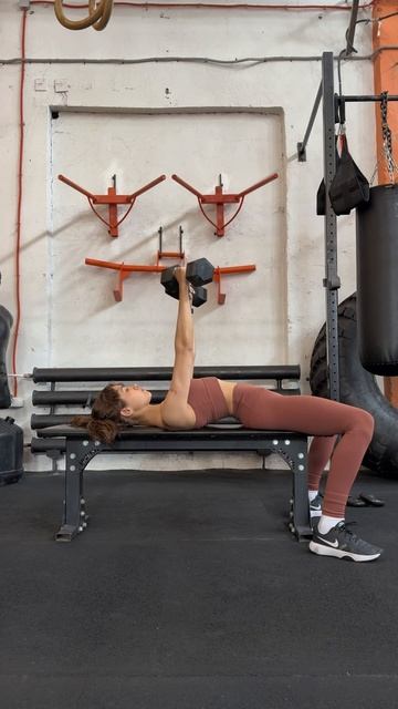 Жим гантелей лежа на скамье