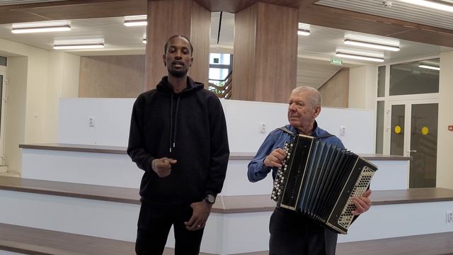 Людмила Мельникова. Крепко за руки возьмемся  — исполняет Теодор Поль Гиндель