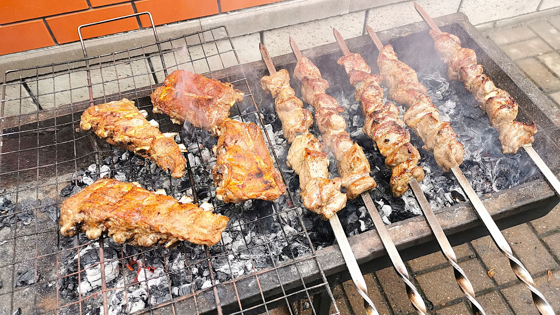 Весенние шашлык и ребра на мангале