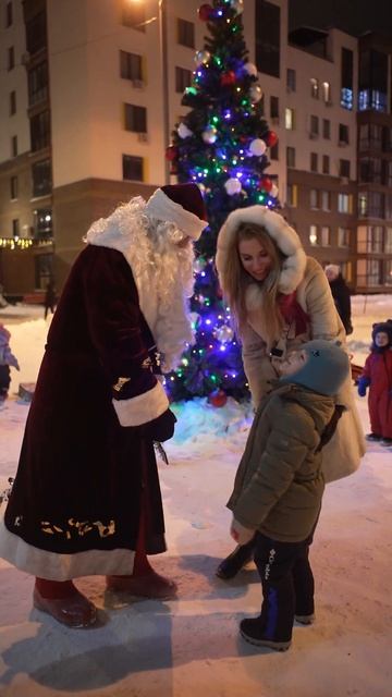 Герои промерзают до щёк, но продолжают улыбаться — потому что кто-то рядом делает этот холод живым