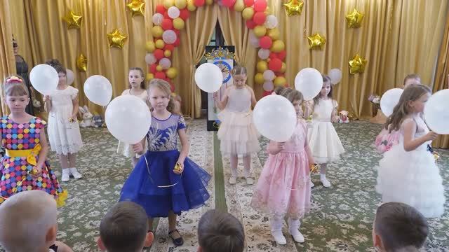 Нежный танец с шариками на выпускном в детском саду