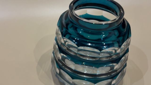 Бирюзовая стеклянная ваза с волнообразным рельефом (Европа, 1960–1970-е гг.)