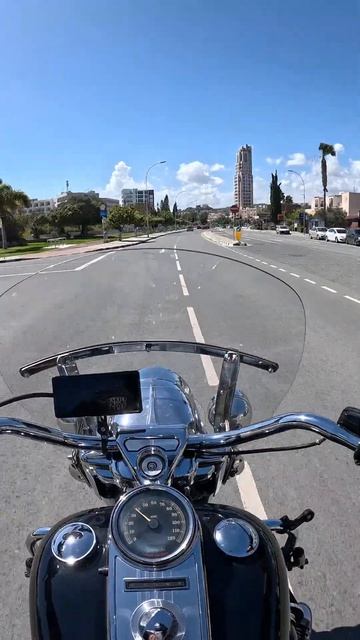 Два байкера, два «Харлея», две чашки кофе