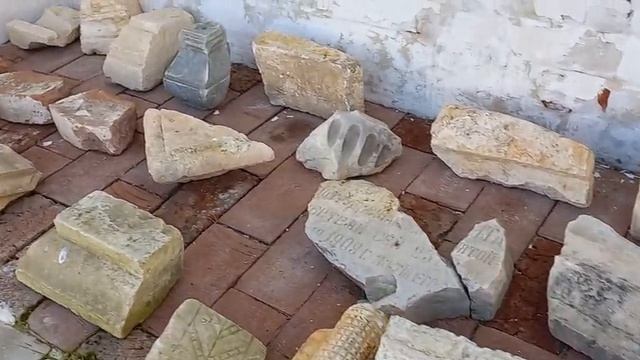 Остатки надгробий. Новый Иерусалим. 30 октября