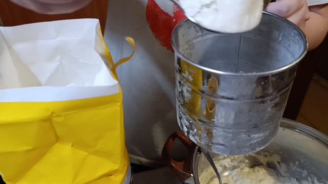 Сын готовит пиццу первый раз. Вегетарианская пицца для меня