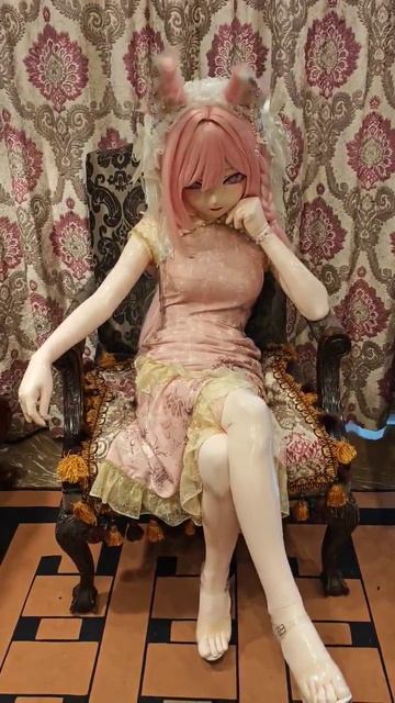 Кигуруми-лисичка засыпает, сидя на стуле.)