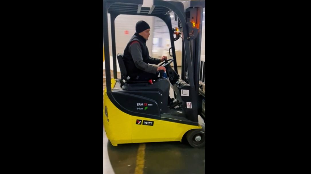 Видеоотзыв на электрический погрузчик YETT ERP18 li-ion ZSM480-SS