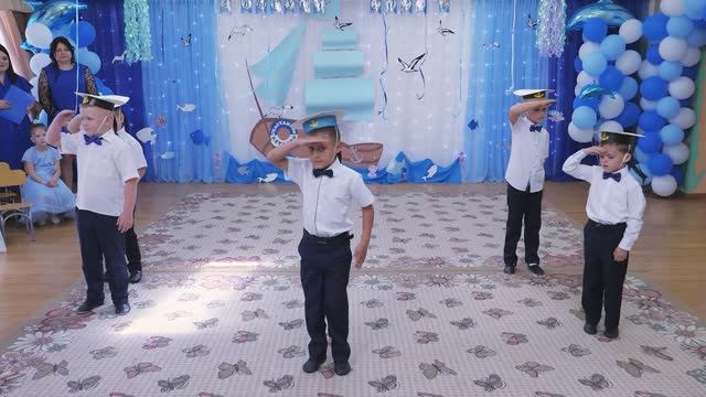 Танец матросов, на выпускном в детском саду.