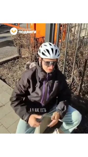 Парень согласился прокатить пёсика на велосипеде