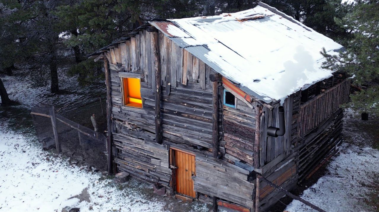 Заброшенная деревянная хижина: убежище в трескучий мороз