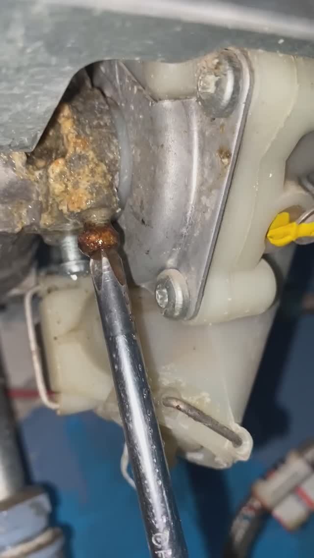 Газовая колонка Бош. Течь сальника.