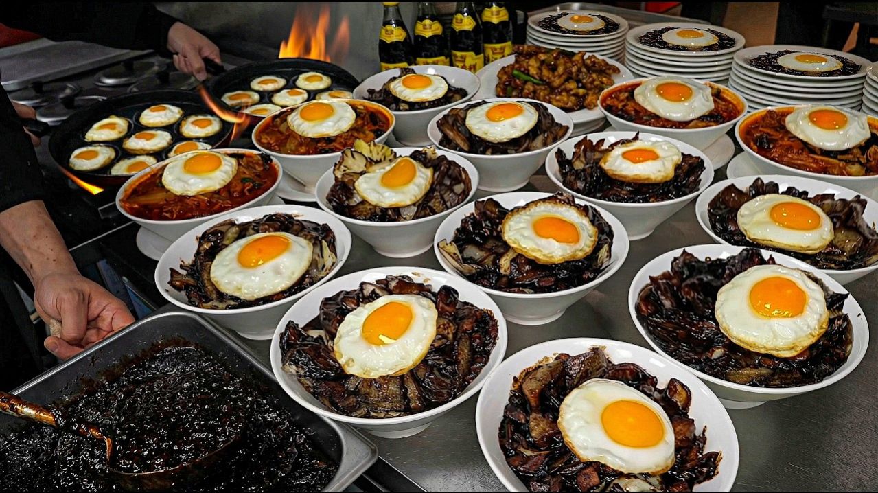 Корейская уличная еда | Лапша с соусом из черных бобов