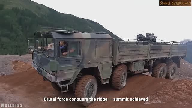 Тяжелые лесовозы и самосвалы преодолевают глубокие грязевые ловушки.