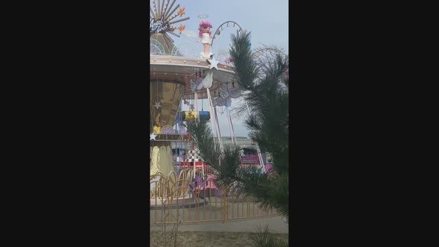 Крым море и колесо обозрения с каруселью