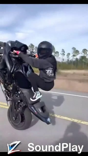 Экстремальная девчонка на байке + ЖМИ подписаться #девушка #девчонки #девушки #экстрим #байк