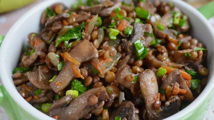 Чечевица с шампиньонами, перцем.