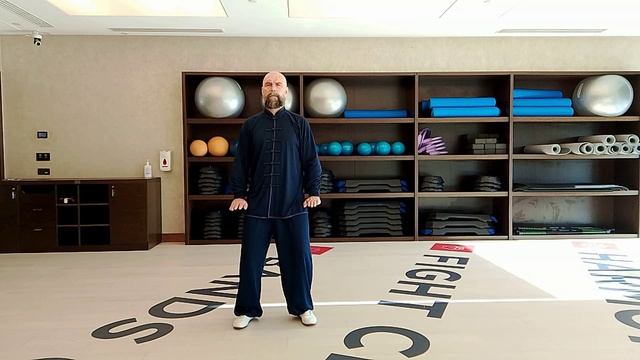 18 форм тайцзи-цигун | Упражнение 7: Поднять мяч на высоту плеч