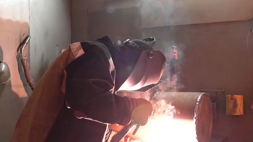 Студенты белоярского колледжа делают печи для бойцов СВО