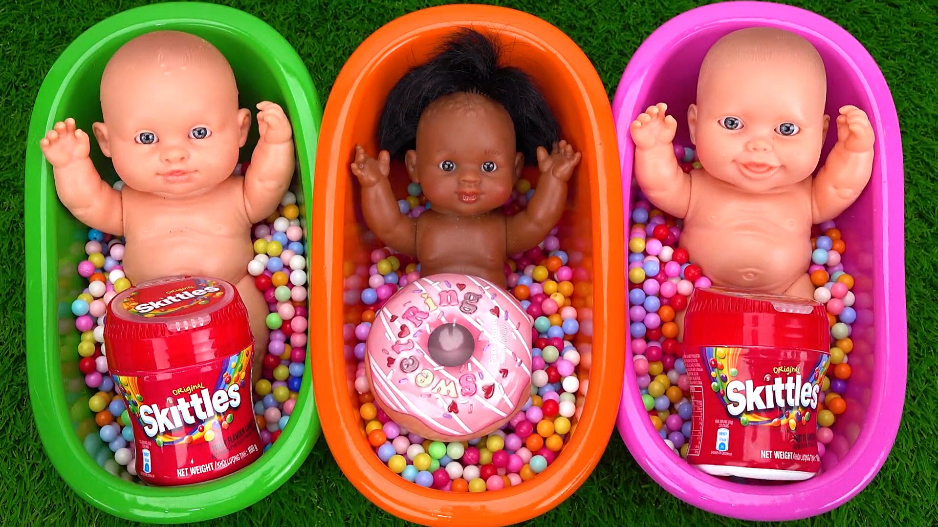 Мультики для малышей про кукол пупсиков в ванночках с цветными конфетами. Мультики для детей