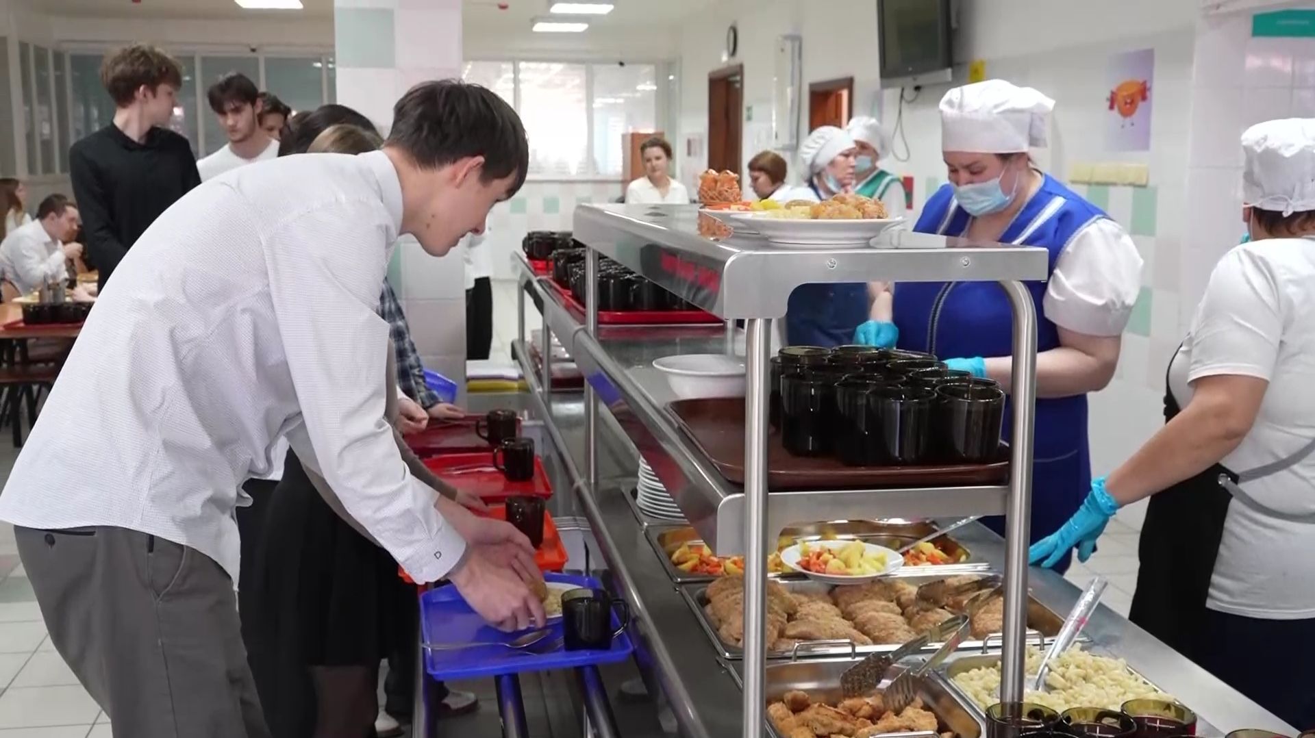 В урайской гимназии организовали шведский стол для старшеклассников