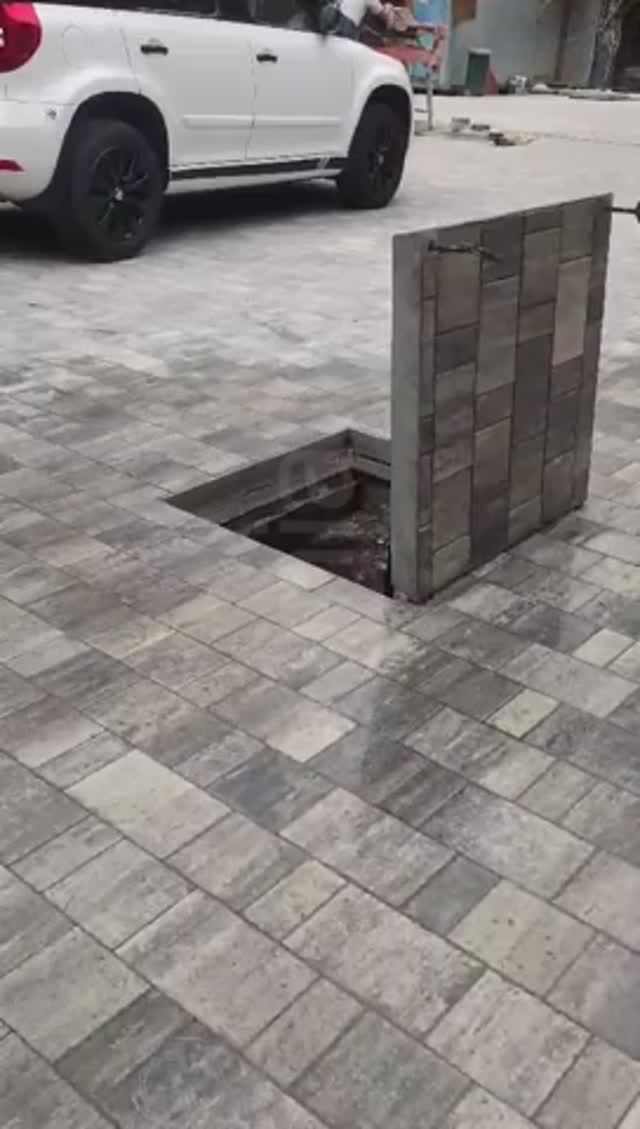 Люки под тротуарную плитку Проспект-Ц ГОРЛИНИЯ скрытые на площадке перед домом на смотровых колодцах