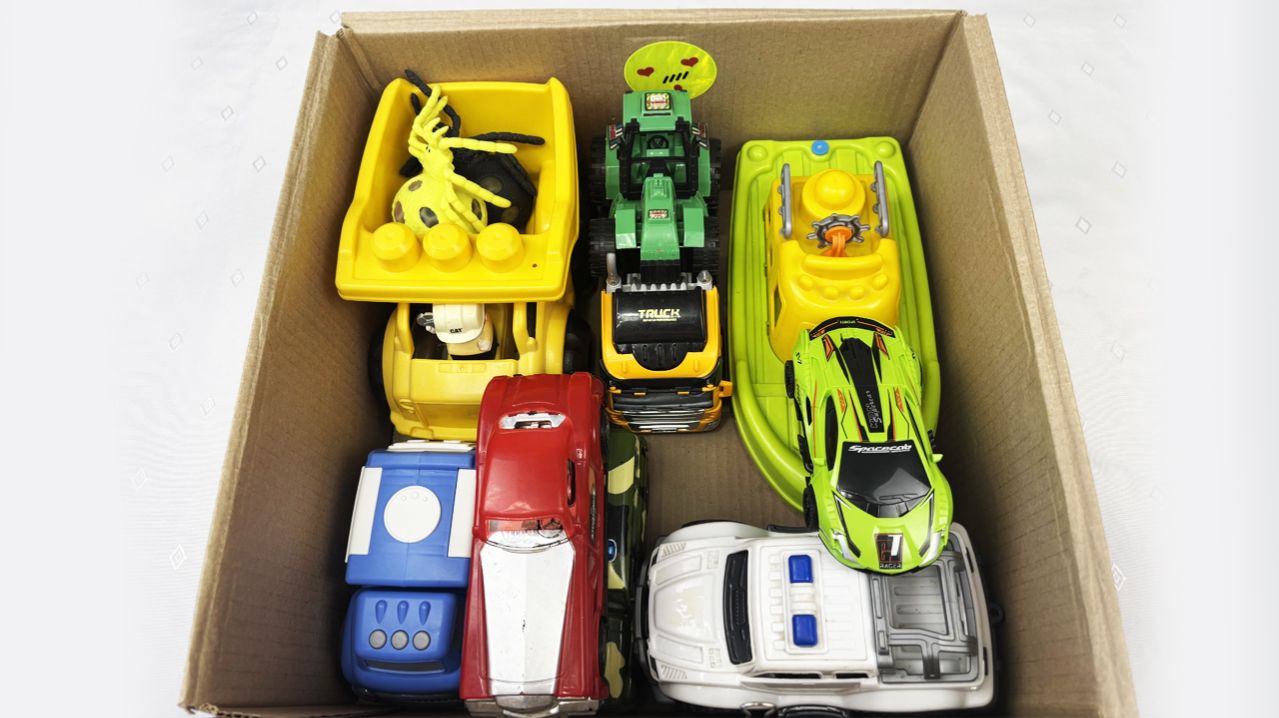 Мультики Машинки. Яркие машинки в коробке. Веселые спуски по горке. Мультики машинки для малышей