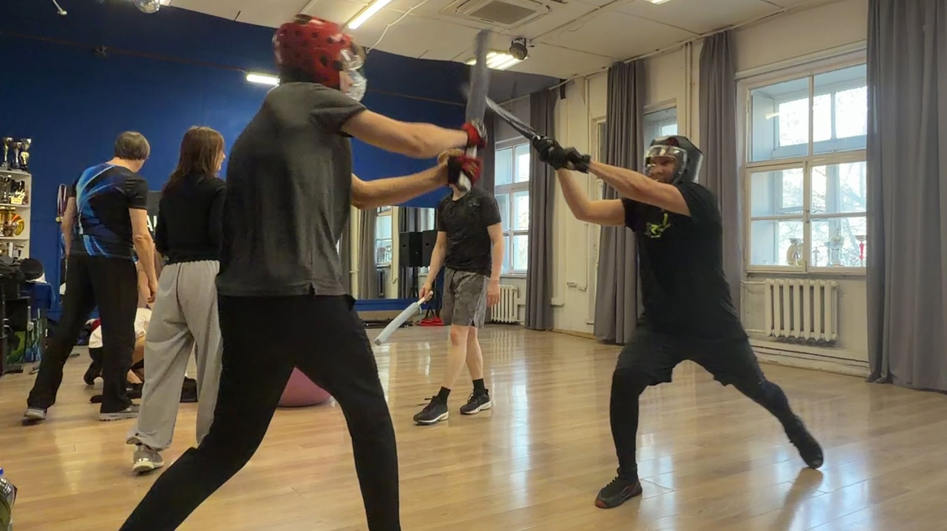 Спарринг на плоских длинных японских мечах чанбара катана в школе кендзюцу Katana Club в марте