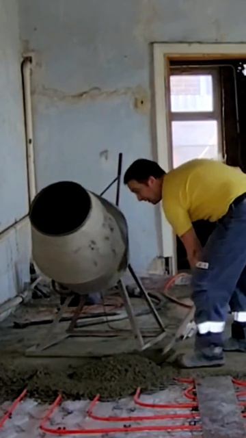 №8-54 Заканчиваем бетонировать пол в первой комнате. 02.04.2026г. День 85