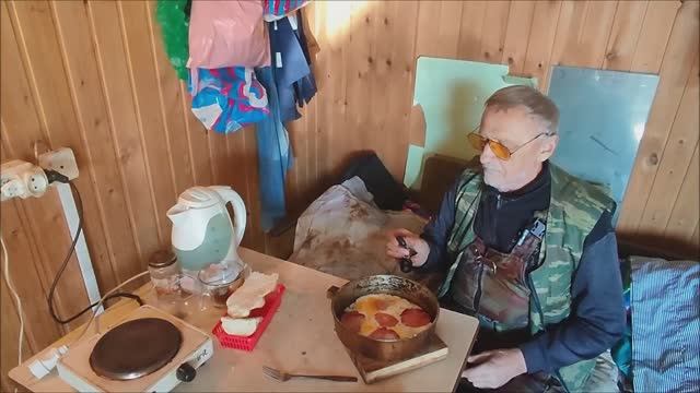 Обед в гараже после уборки.