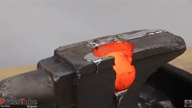 Вольфрамовый шарик, нагретый до 1000 °C, и самодельная наковальня из свинца