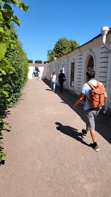 Петродволрец. Дворец Монплезир. Выход к фасаду.