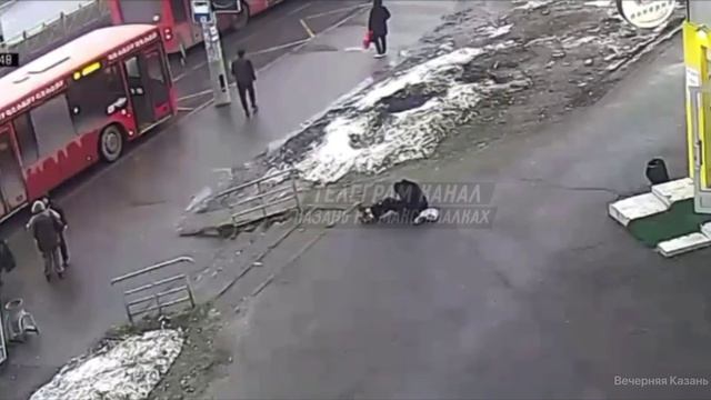 Момент нападения на девушку у остановки «Сахарова» в Казани