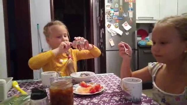 Гости за столом. Малинка