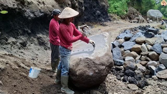 Строительство, шахтёры обрабатывают большие камни