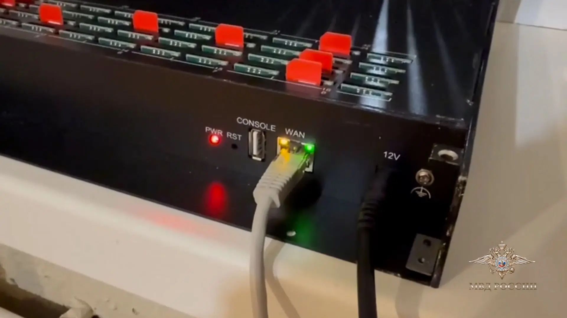 Полицейские задержали молодого человека, обеспечивающего работу узла связи мошенников