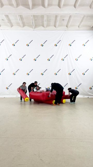 Не уронили матрас — вы выиграли! | Плот на брёвнах — надувной командный аттракцион | АэроМир