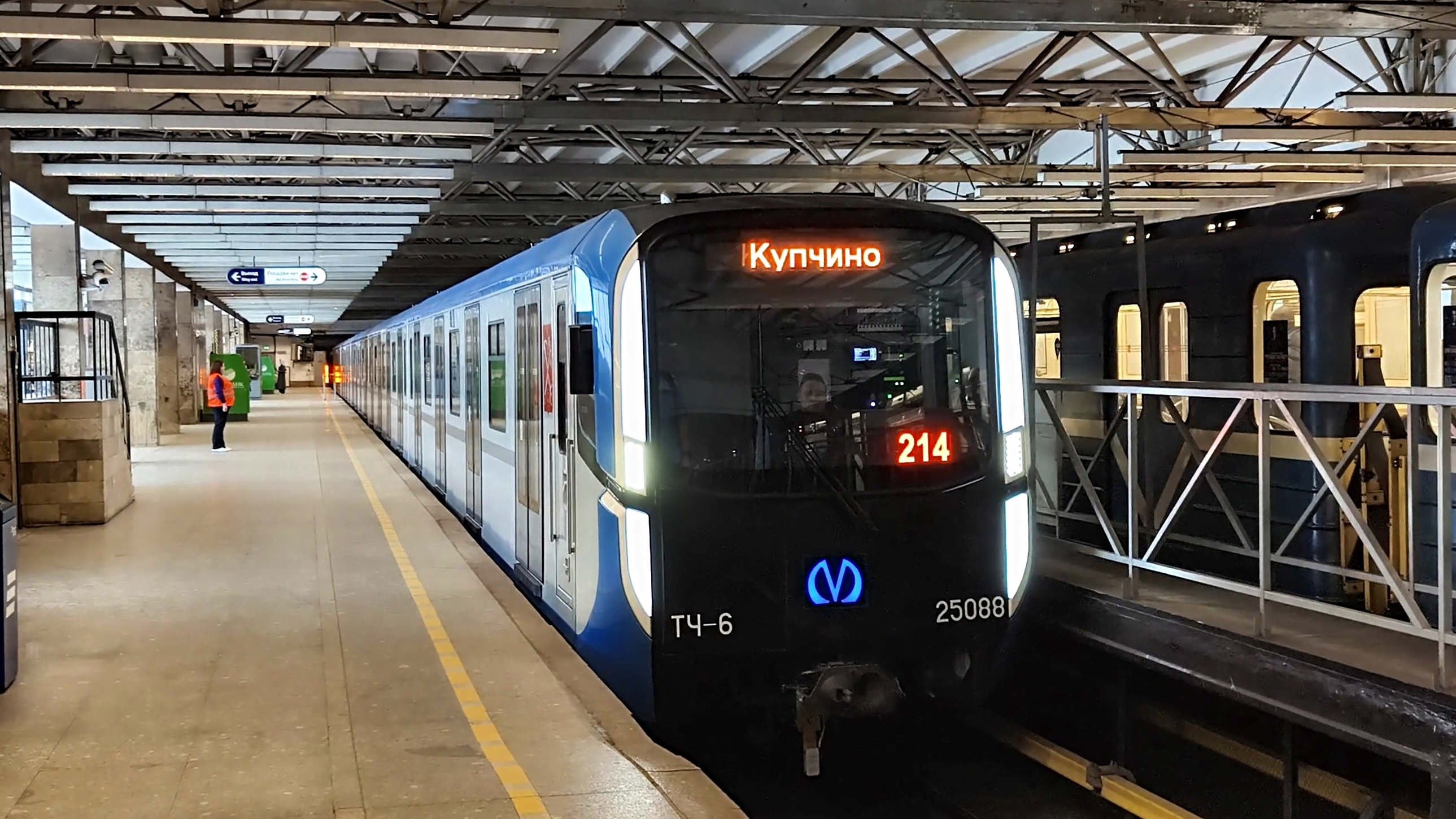 Петербургский метрополитен. Первые дни работы поездов Балтиец на 2 линии. Станция Купчино.