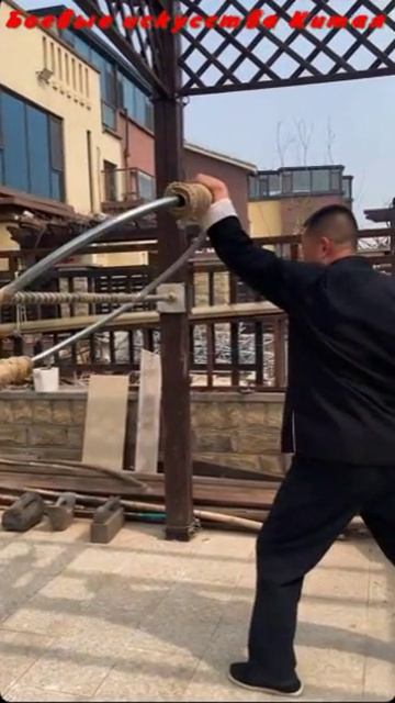 Железные кольца следуют движениям рук, глаз, тела и ног, двигаясь со скоростью ветра