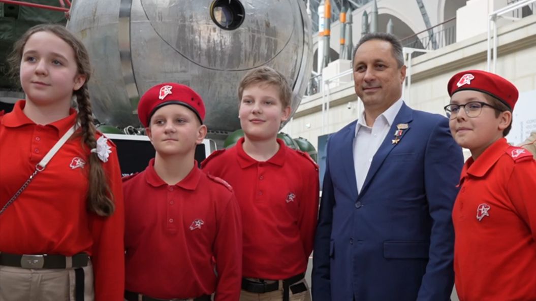 Московская «Единая Россия» организовала на ВДНХ встречу детей участников СВО с космонавтом