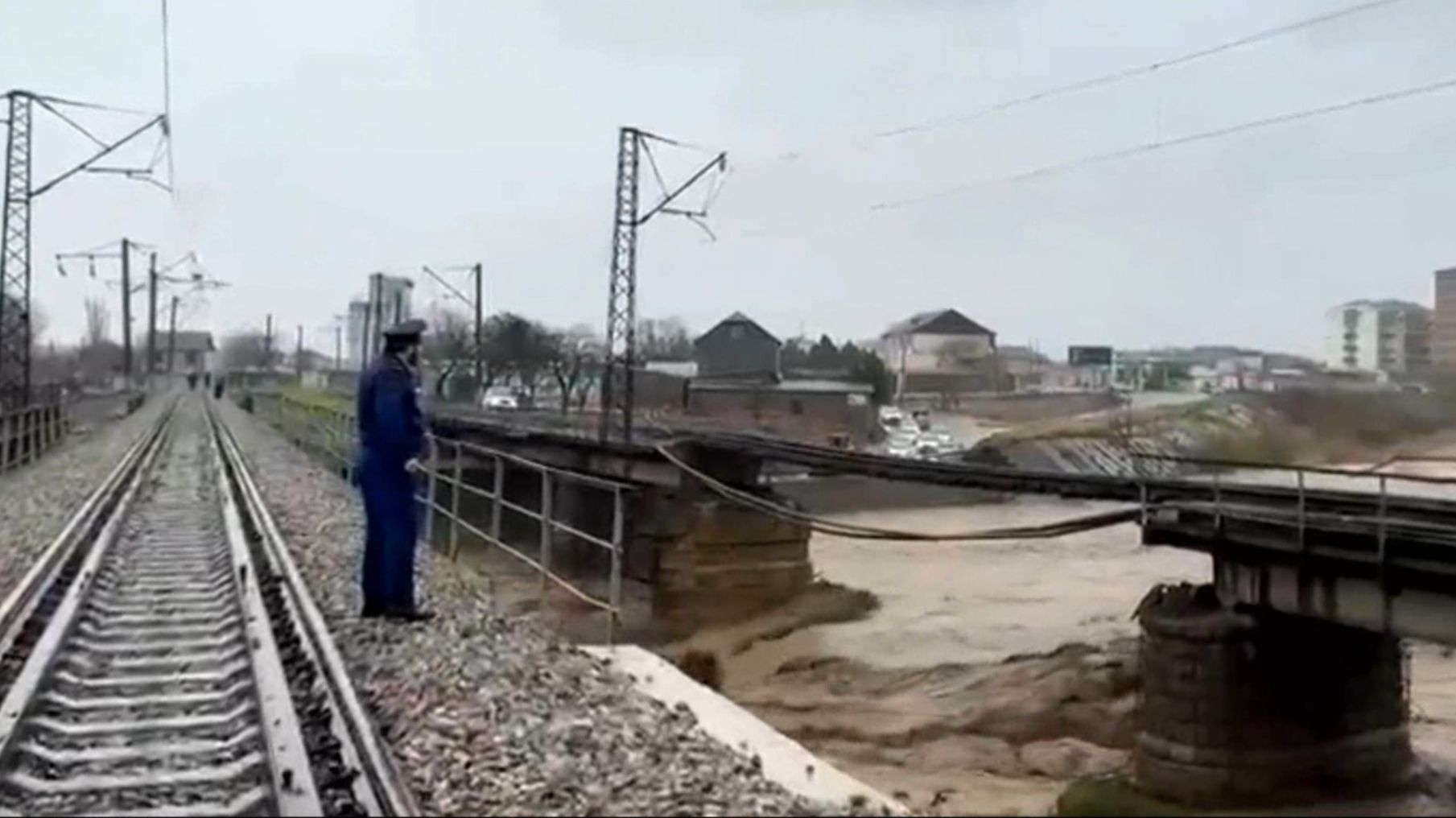 28.03.2026 В Дагестане из-за аномальных дождей рухнул железнодорожный мост