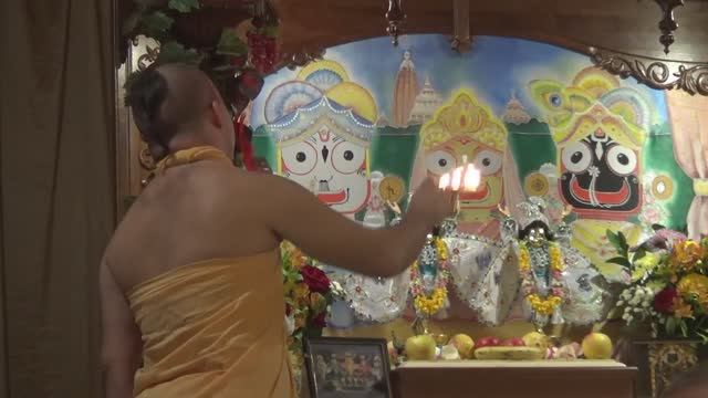 Пуджа.Предложение огня Божествам.(Шьямананда Говинда прабху.Вологда)