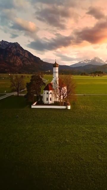 Церковь святого Коломана, стоящая посреди поля недалеко от замка Нойшванштайн