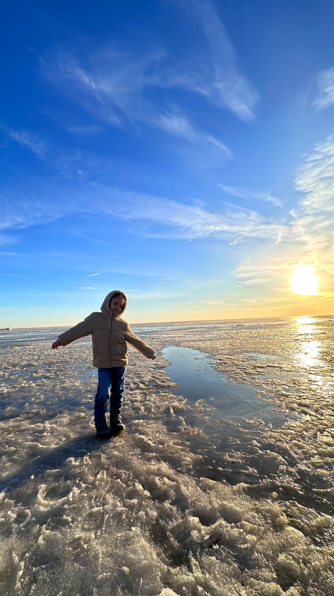Спонтанная фотосессия Арины на Финском заливе и на военной технике у Лахта центра