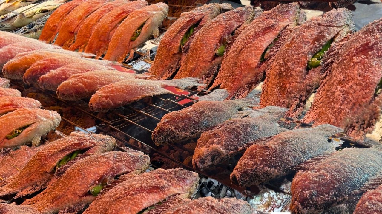 Непрерывное приготовление на гриле! Тайская пара продает 200 кг рыбы тилапии каждый день