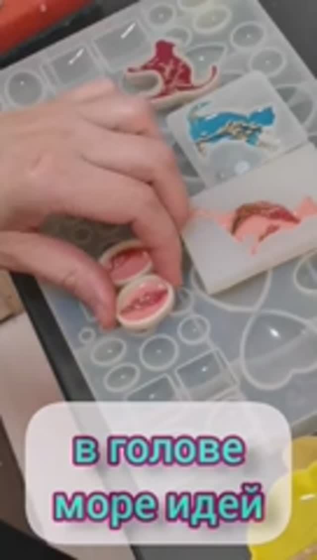 Готовлюсь к ярмарке украшения из смолы 2023