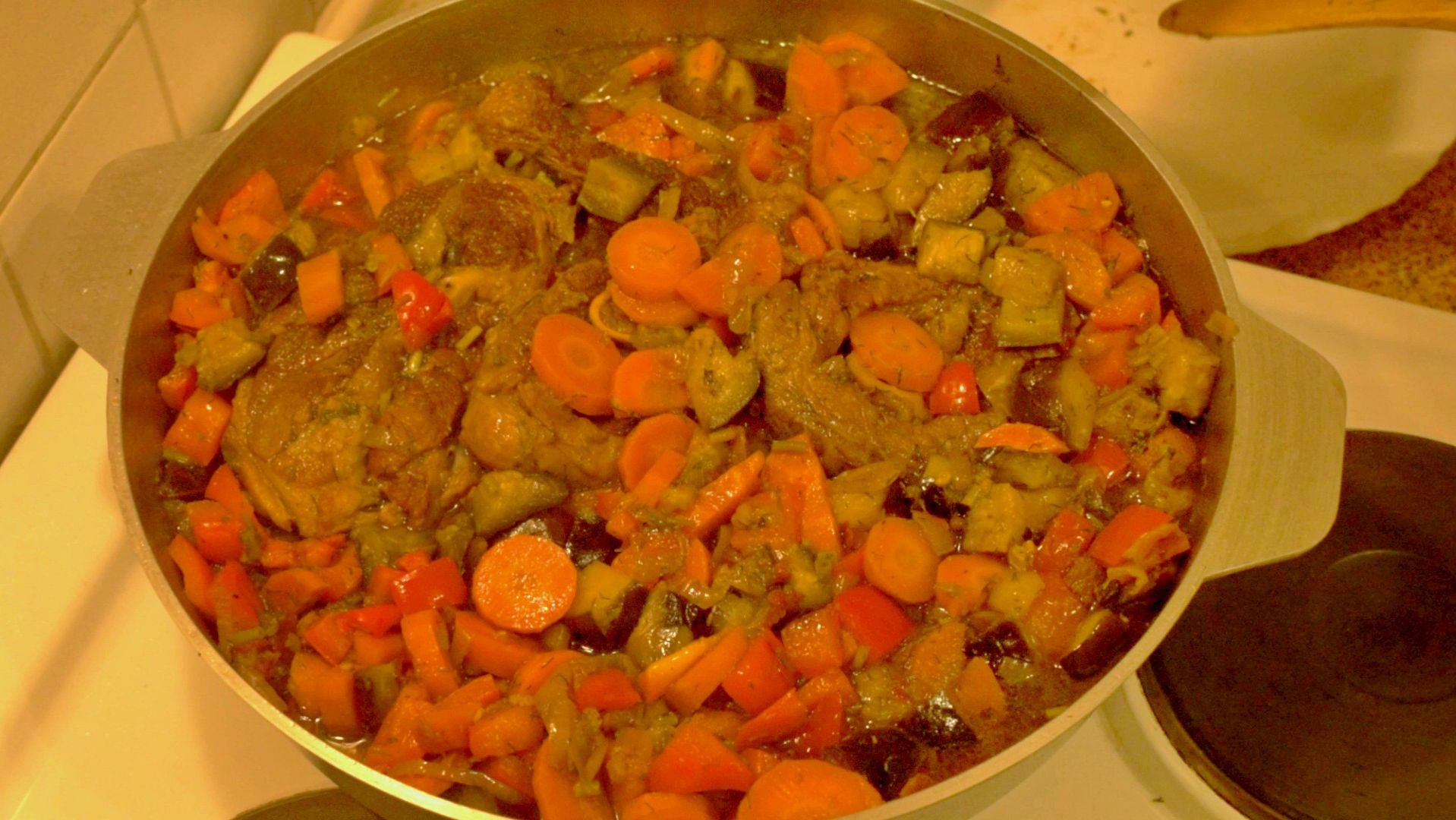 Делаем баранину с овощами в сковородке.