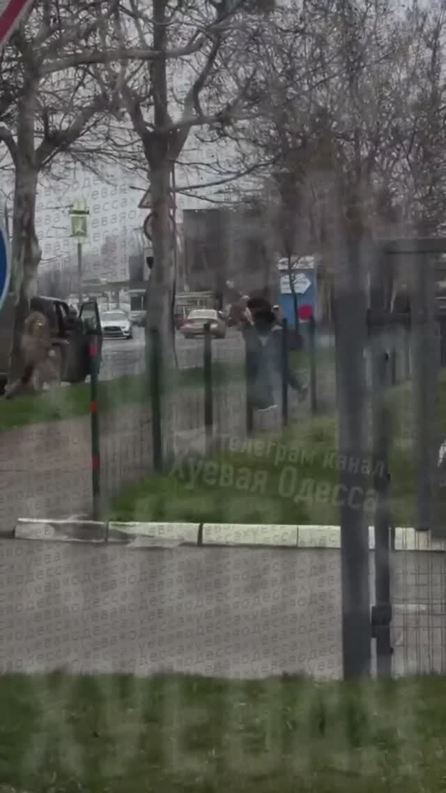 Мужик цепью развалил ТЦК перебил окна в бусике