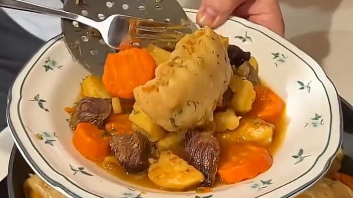 Казахское блюдо из мяса с рулетами из теста «Кондюбе»...🍲😋