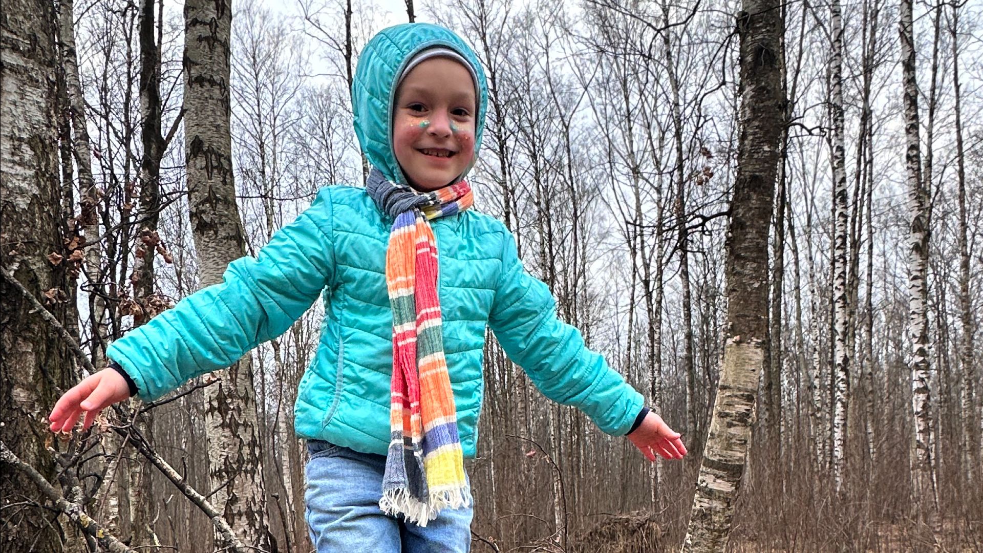 Арина в Удельном парке прыгает по заваленным деревьям