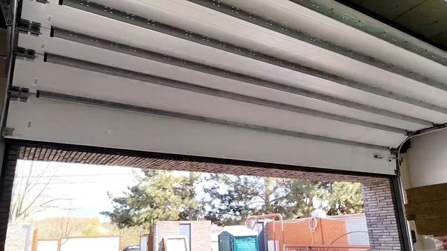 Автоматические ворота с усиливающим профилем.